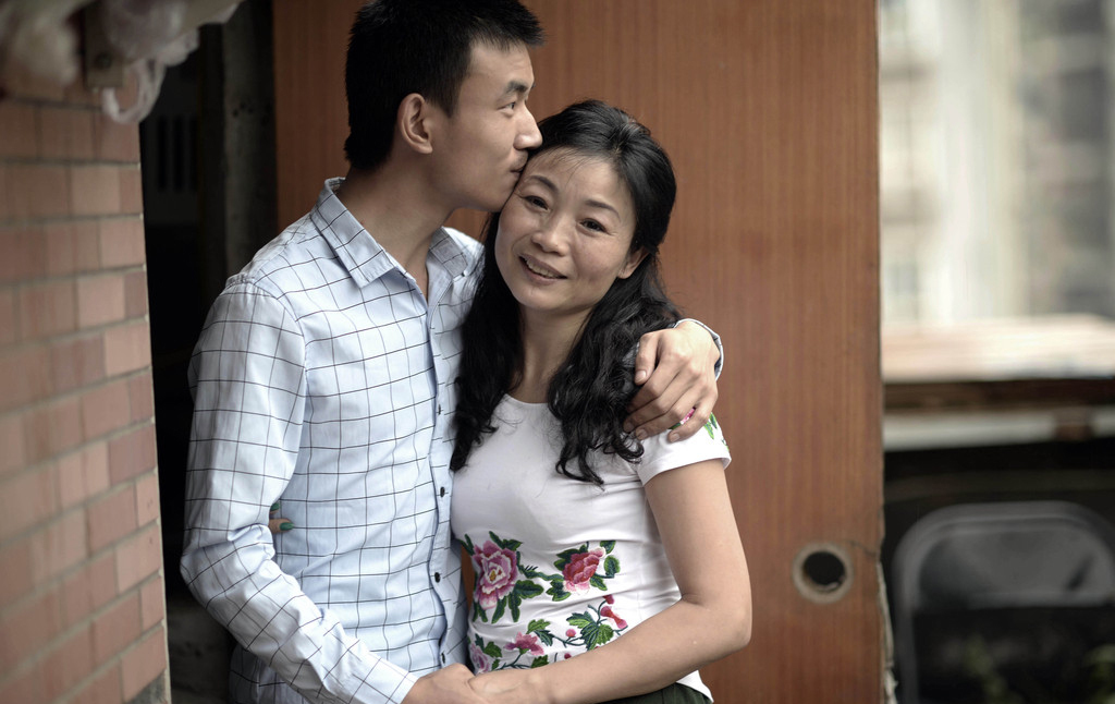 23岁小伙与46岁大姐相识两个月后闪婚 女方称婚后很幸福 