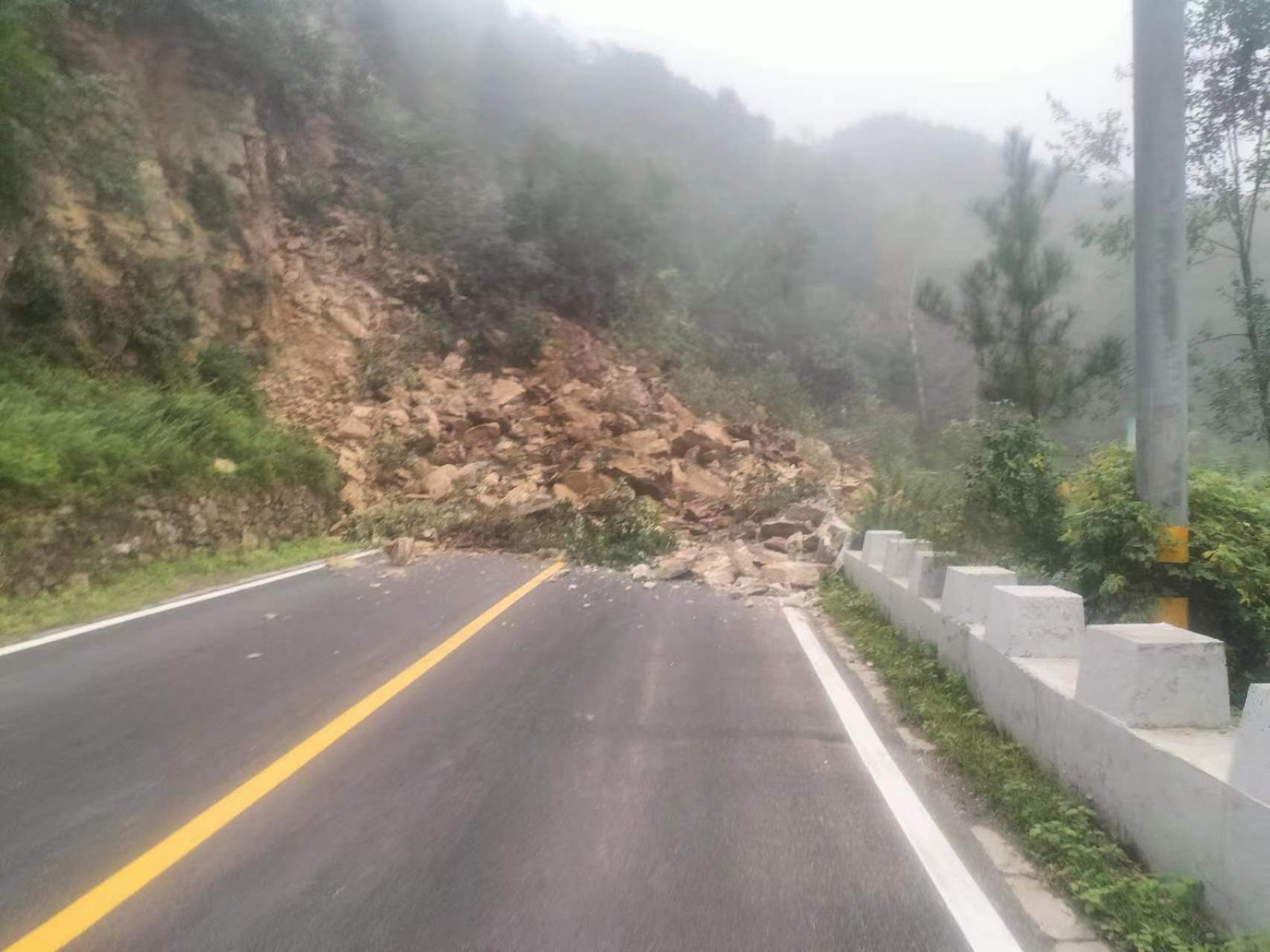 G234兴阳线怀柔一路段山体落石 采取断路措施_北京时间