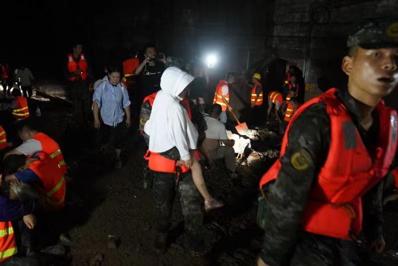 脱困！首批328名K396次乘客抵达北京丰台站_北京时间