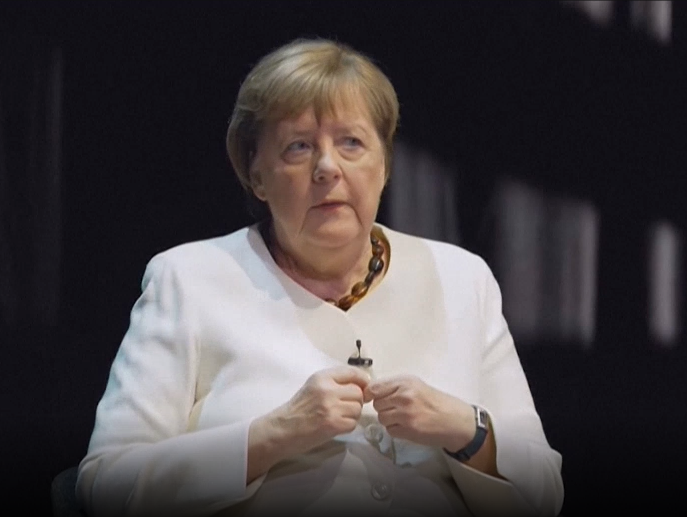 默克尔自传出版 在位16年 她影响了一个时代_北京时间